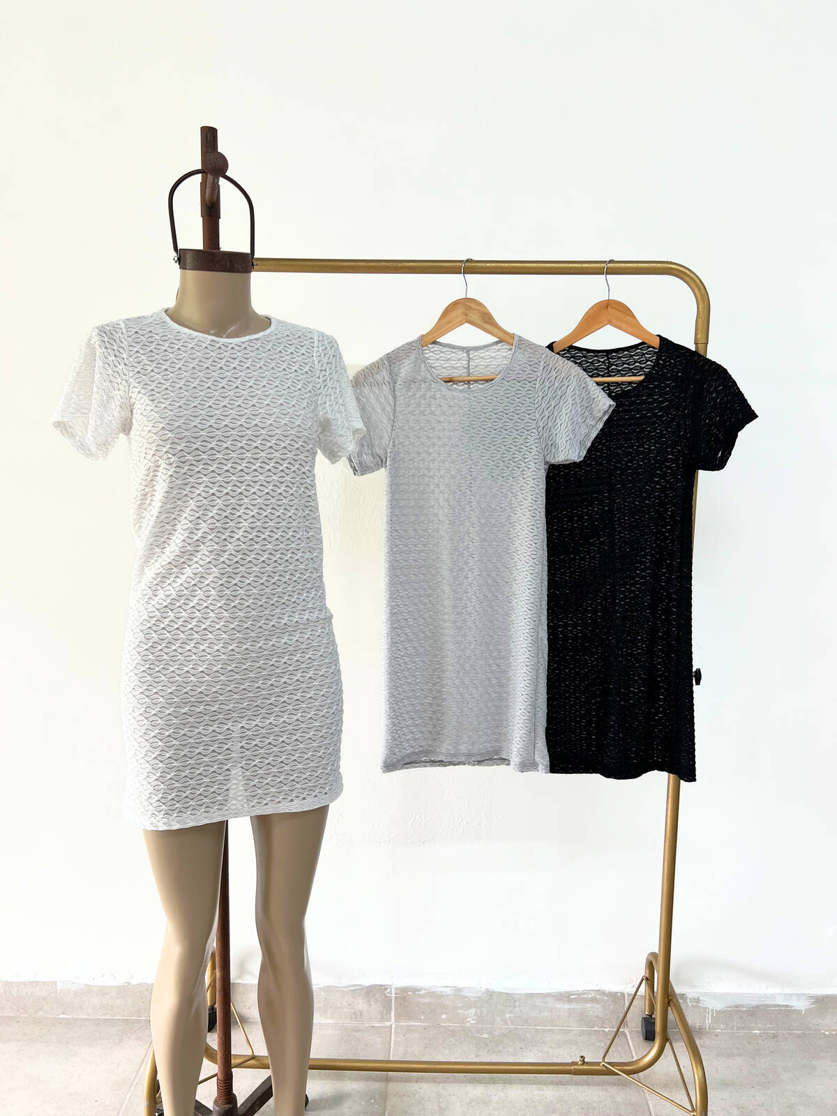 vestido con manga microtul texturado | Distrito Moda