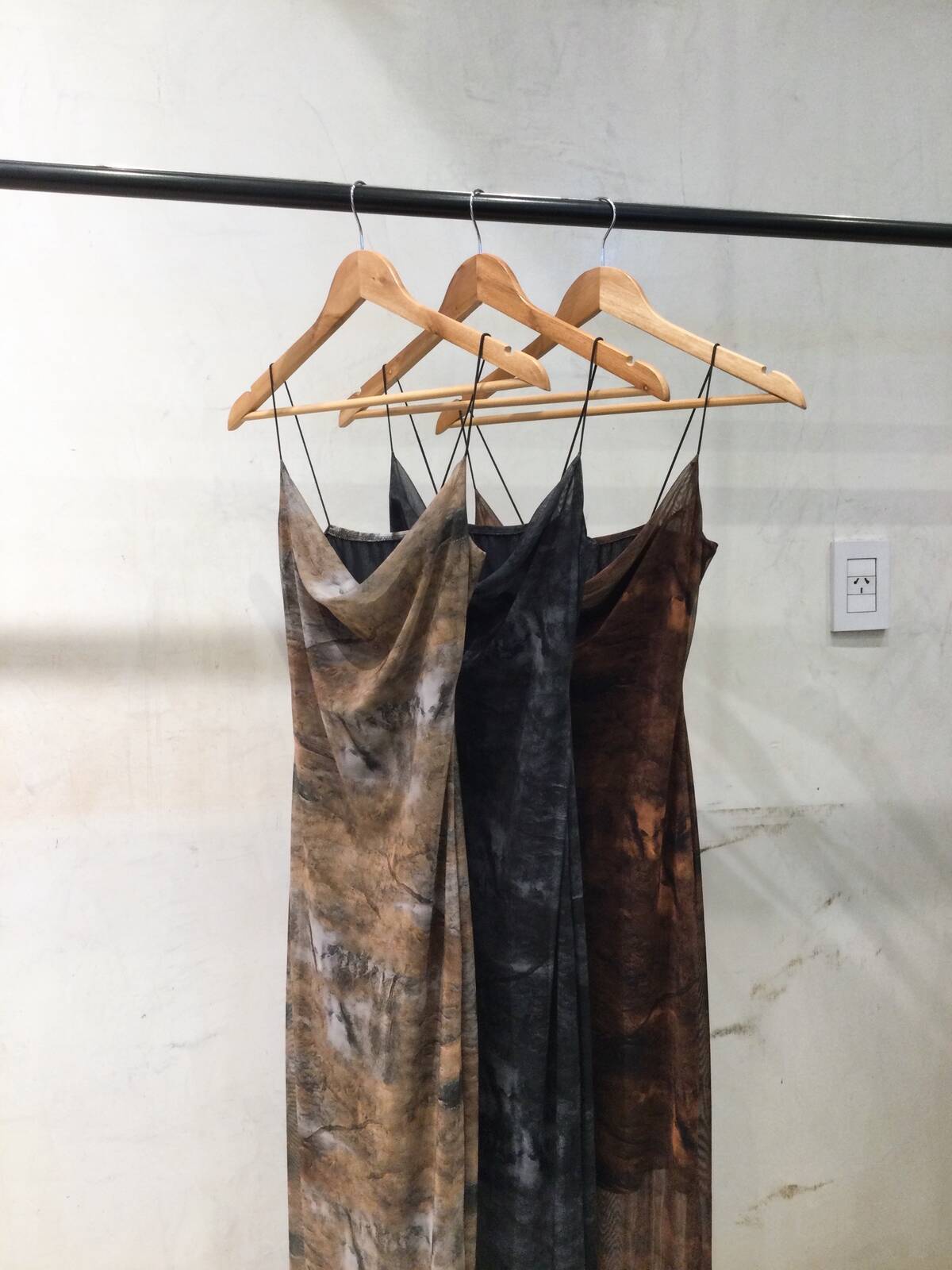 MAXIVESTIDO MICROTUL ESTAMPADO SEMIBUCHE LOSAN | Distrito Moda
