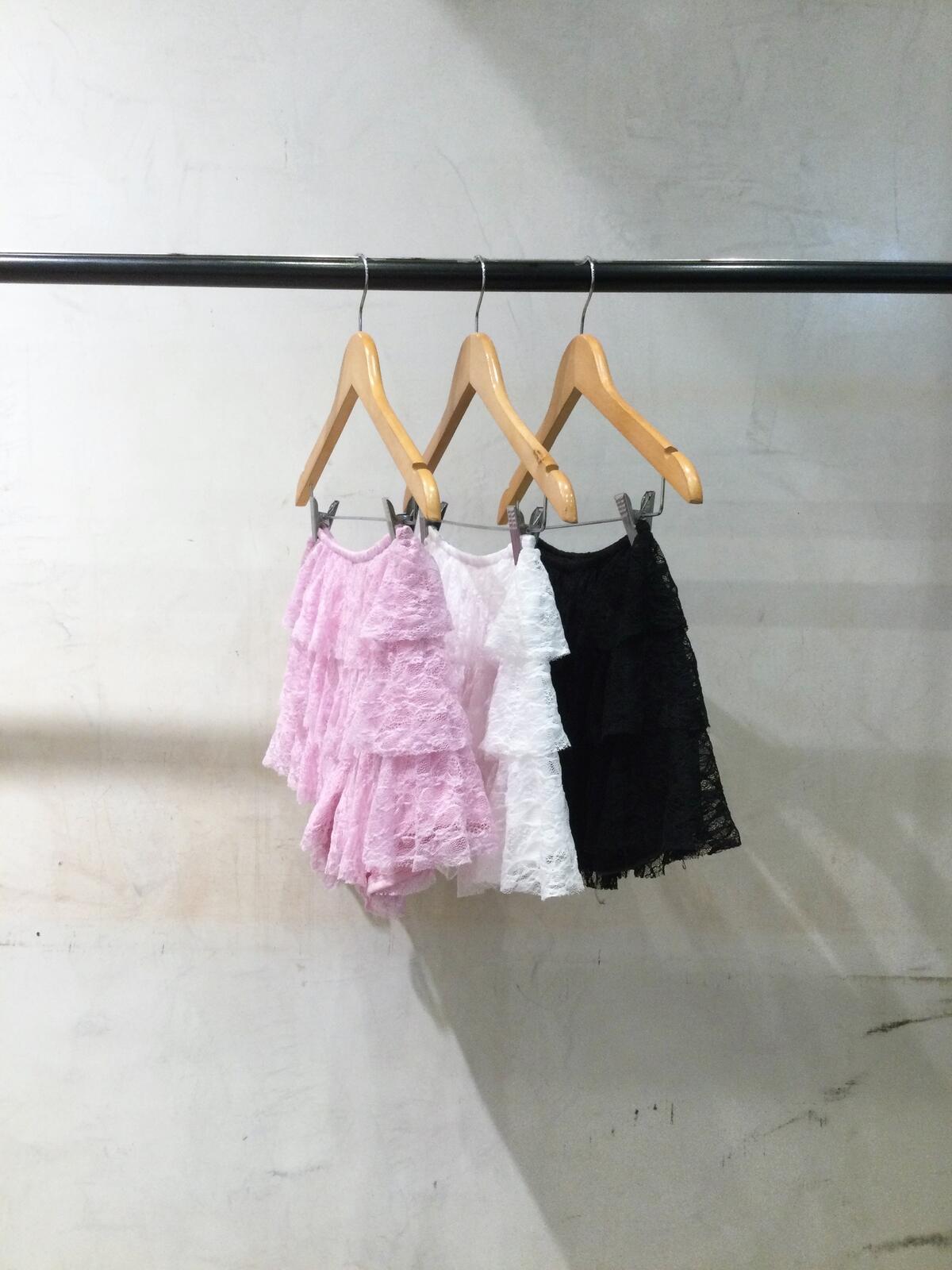 SHORT ENCAJE CON VOLADOS ESMI | Distrito Moda