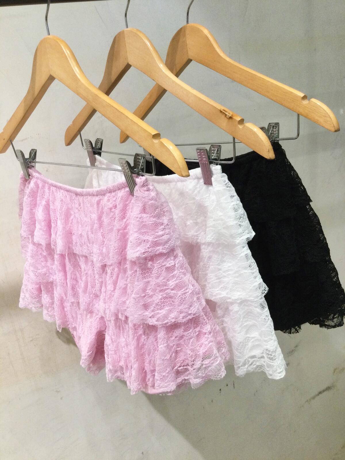 SHORT ENCAJE CON VOLADOS ESMI | Distrito Moda