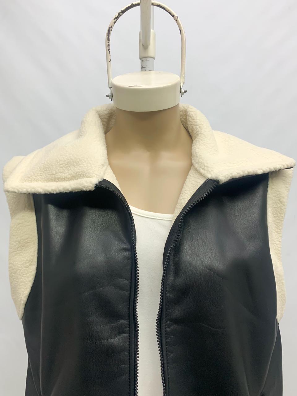 Chaleco Eco cuero con Corderito | Distrito Moda
